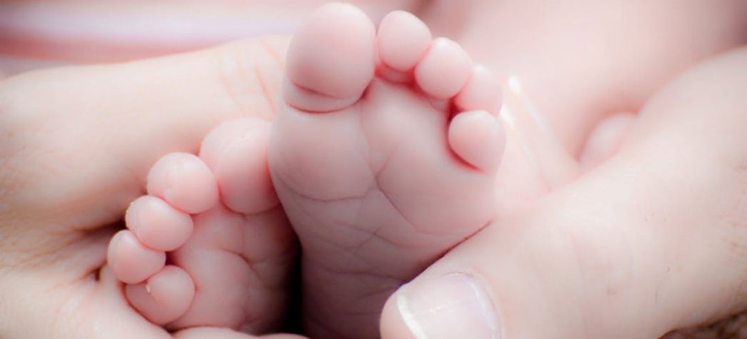 Fenomen foarte rar: Bebeluș venit pe lume în sacul amniotic