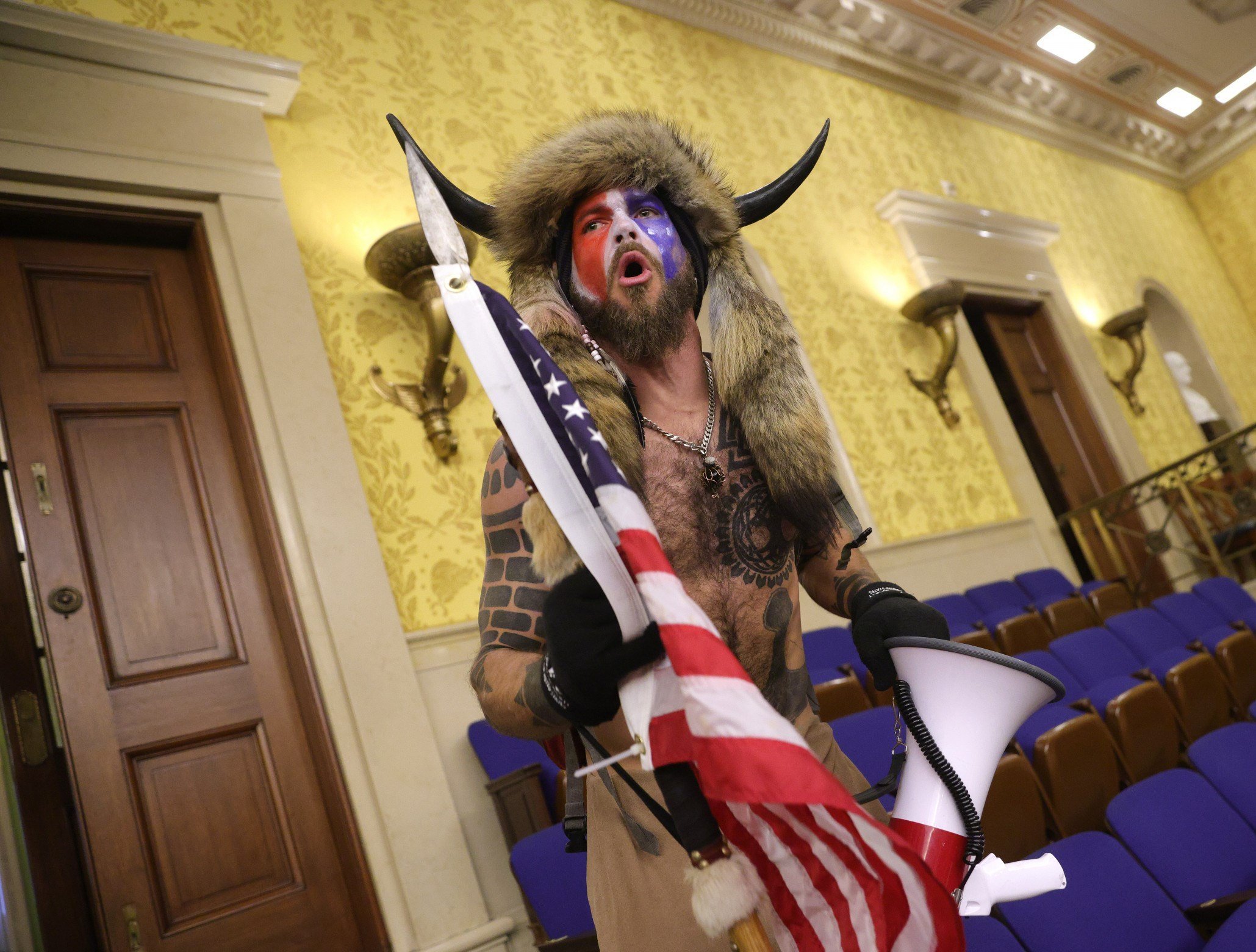 Jack Angeli, șamanul QAnon, a fost arestat pentru intrarea ilegală în ...