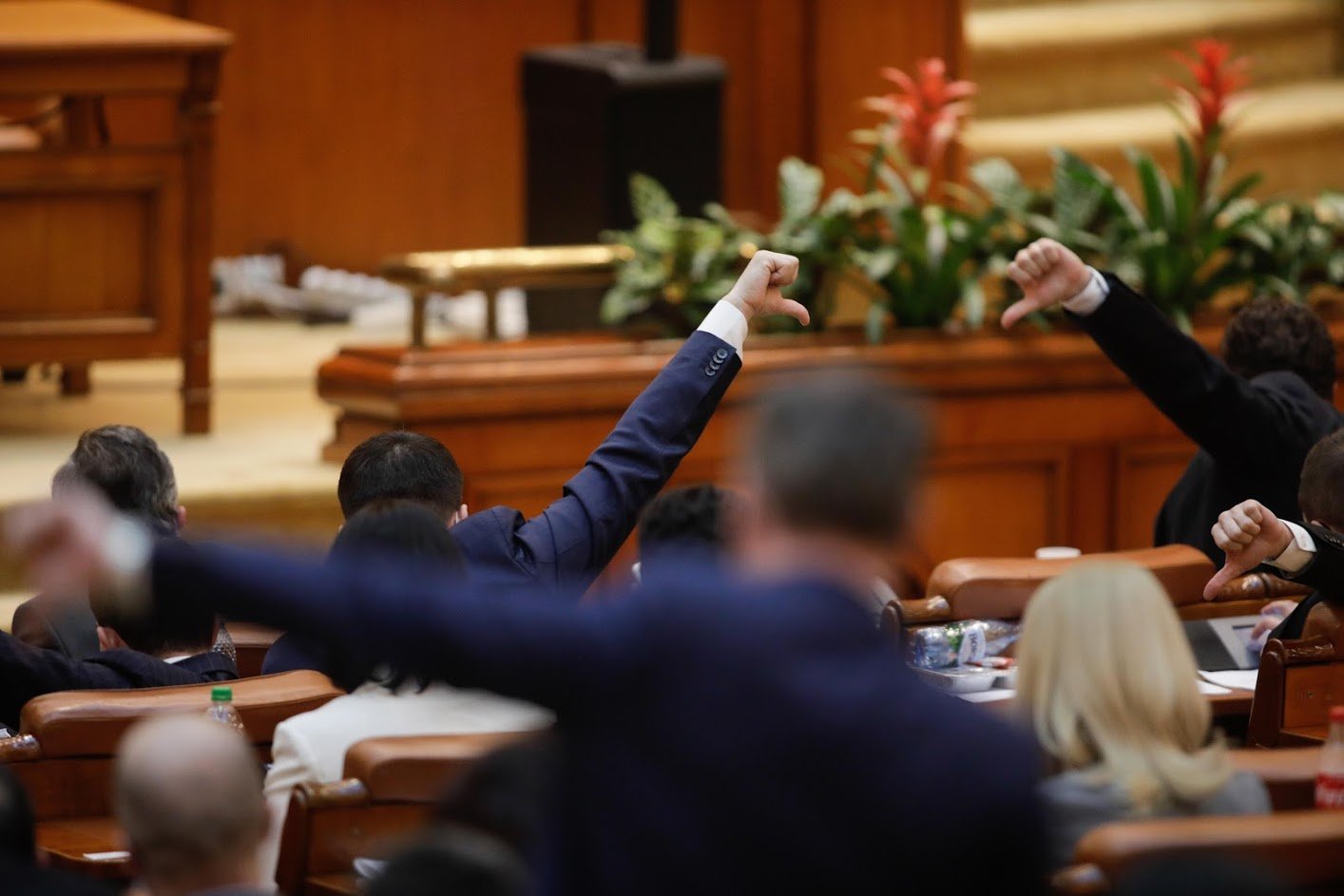 Deputat PSD, fără mască în Parlament: „E declarată pandemia în România?”
