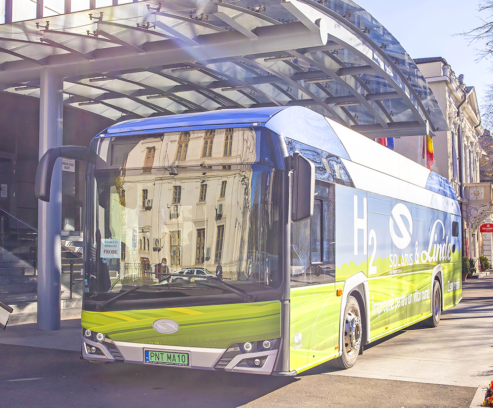Autobuzul cu hidrogen, fără emisii CO2, prezentat în 12 orașe