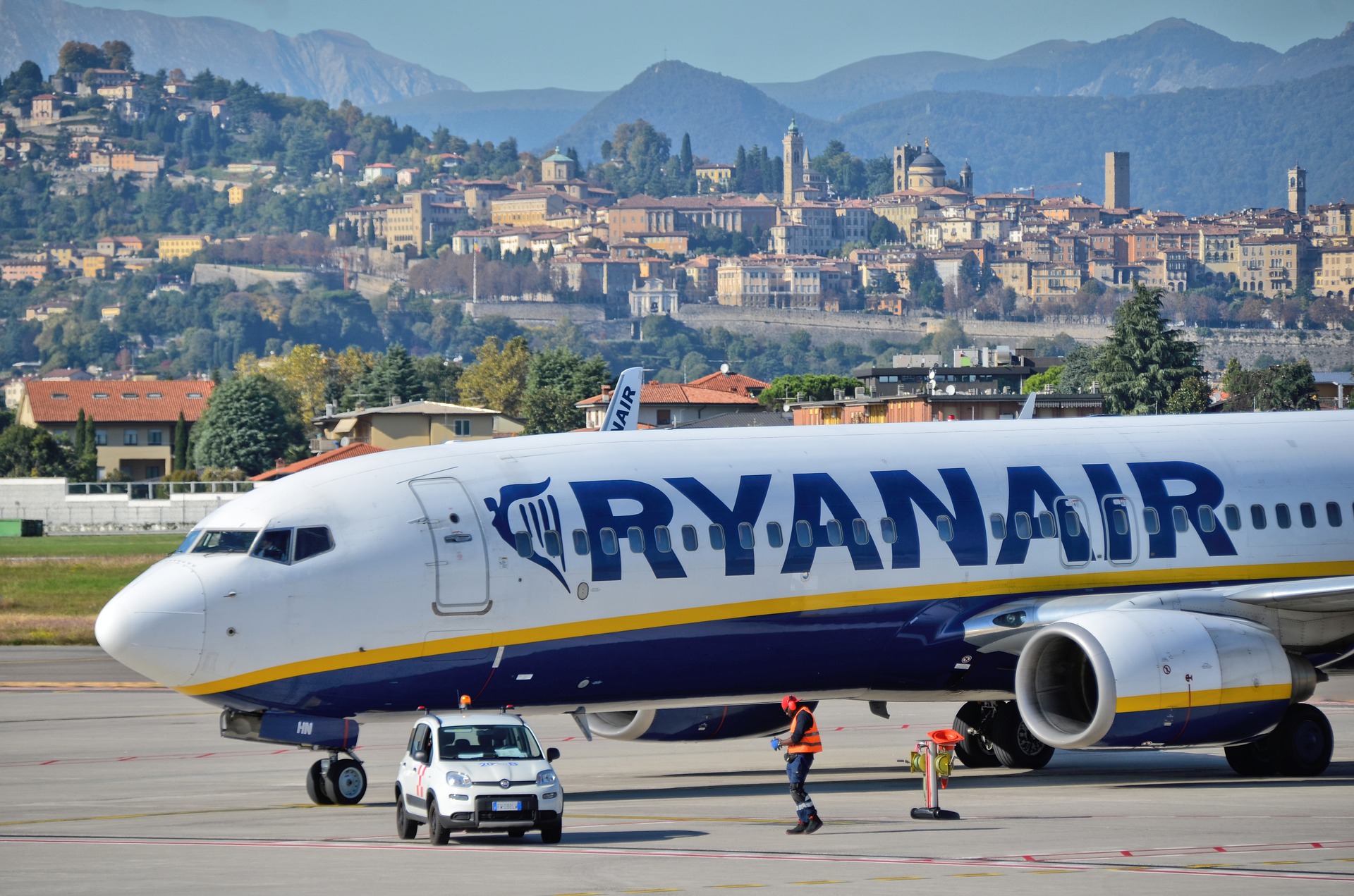 Panică generalizată la bordul unui avion Ryanair: 18 răniți