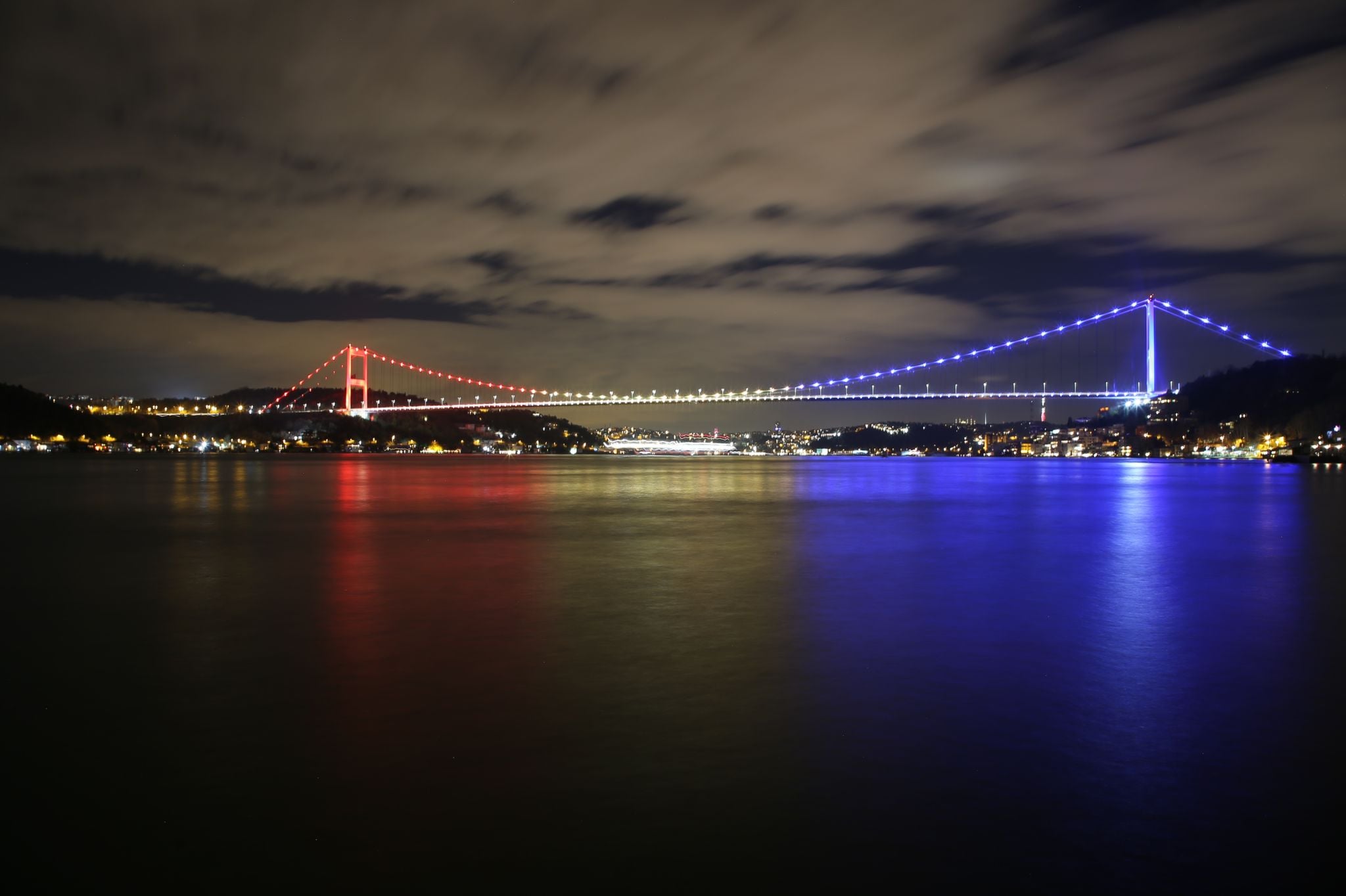 Podul Fatih Sultan Mehmet din Istanbul, în culorile tricolorului românesc