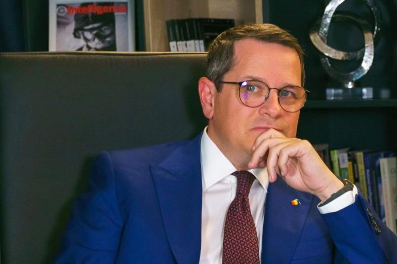 Hellvig a plecat, cine vine în locul său la șefia Serviciului Român de ...