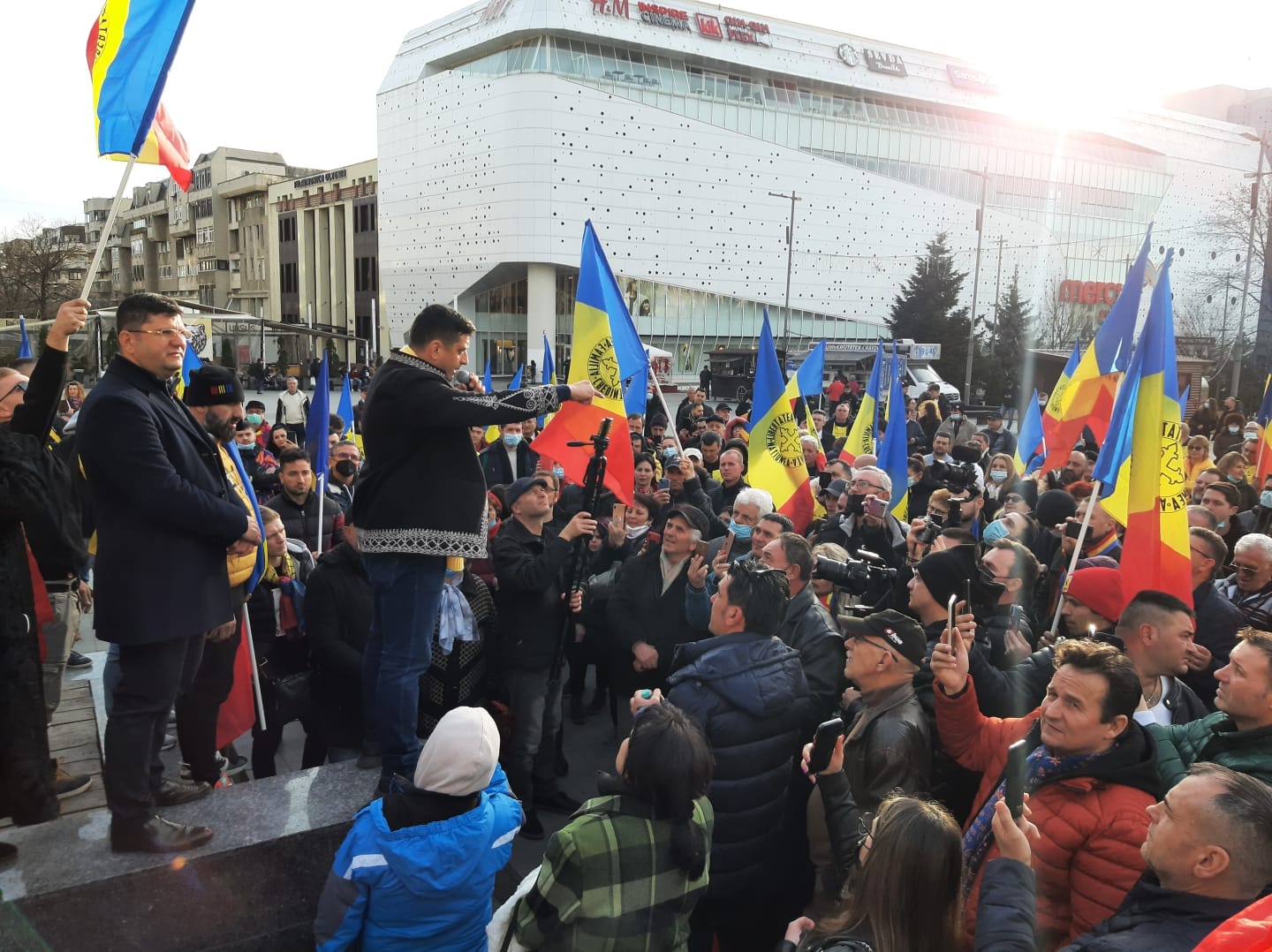 Sediul organizației AUR din Bocșa, vandalizat înaintea vizitei ...