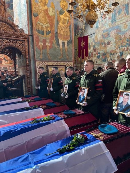 Groapă comună cu oameni torturați și împușcați