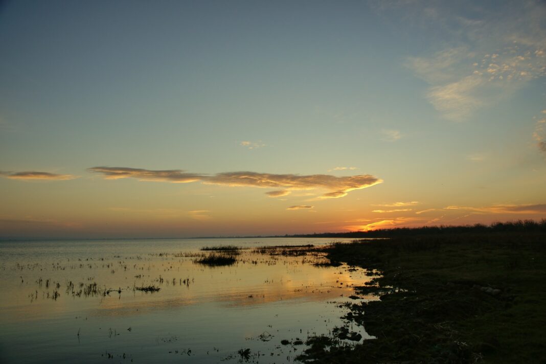 „Balatonul României”, lacul de 7.500 ha distrus de comuniști și ...