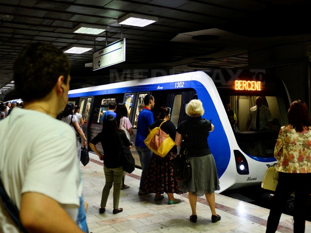 Haos în subteran. Garnitură de metrou defectă, călători înghesuiți pe ...