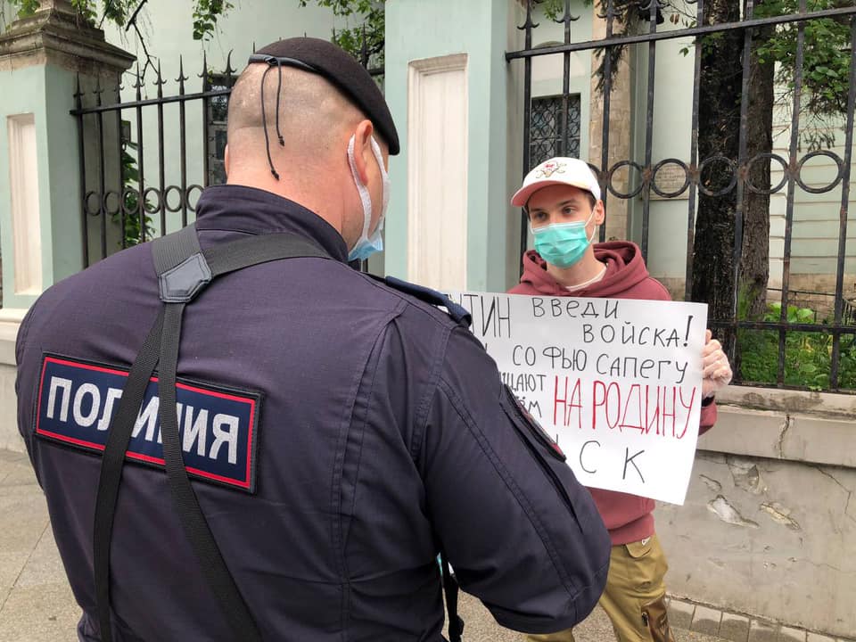 Poet bătut și violat de poliția rusă, după ce a citit versuri anti-război