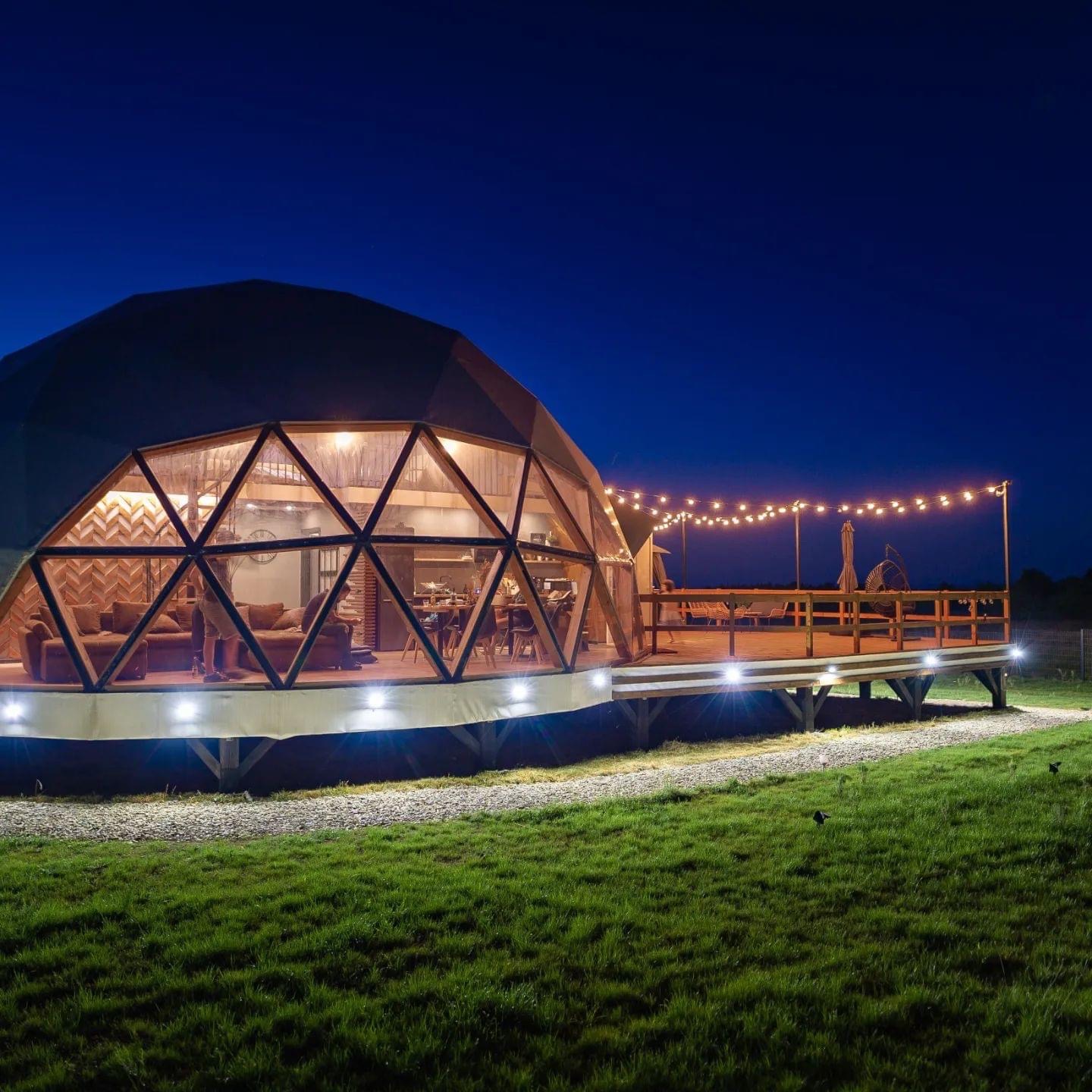 Cazarea într-un glamping de lux în România. Experiență ca în Alpi