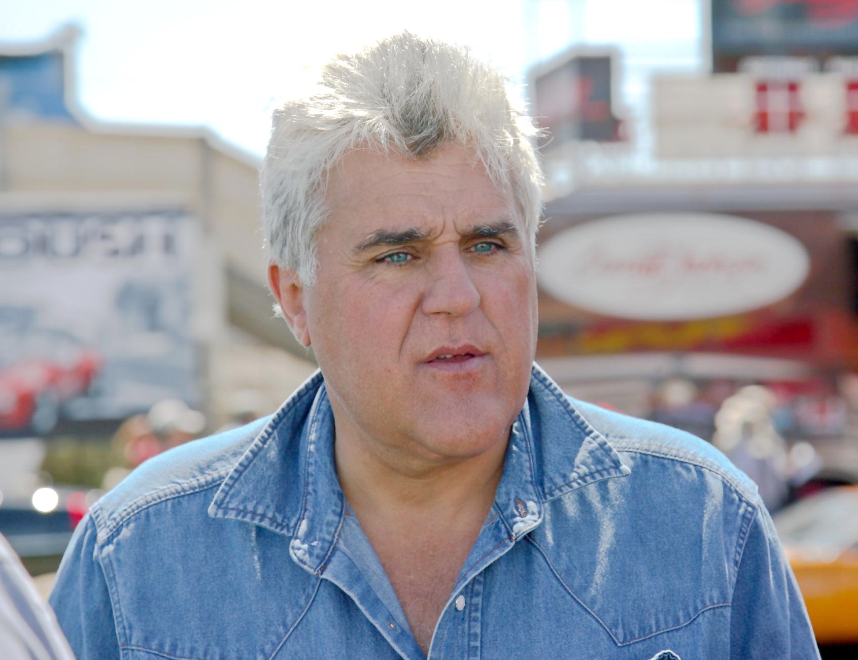 Prezentatorul american Jay Leno s-a ars grav în garajul său