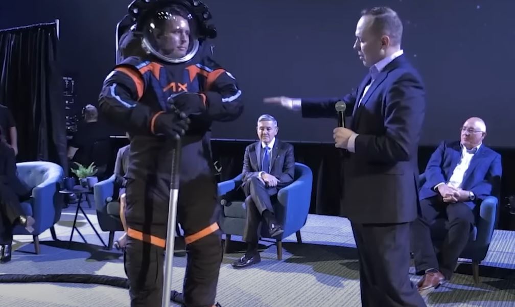 Cum arată noul costum spațial al NASA ce poate fi purtat pe Lună (VIDEO)
