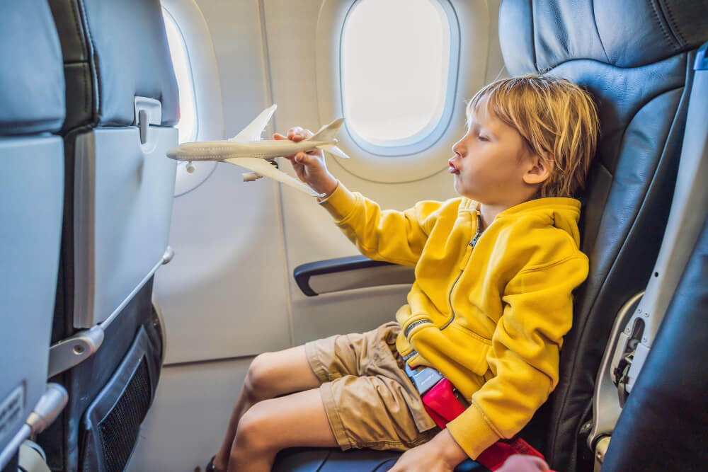 Bilete de avion gratuite pentru copiii din România. Informații de știut