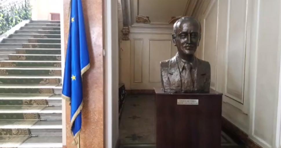 Cine a scos bustul socrului lui Adrian Năstase din holul Ministerului ...