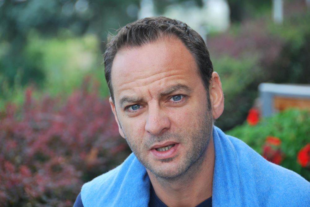 Un cunoscut jurnalist a ajuns director general la Crucea Roșie Română ...