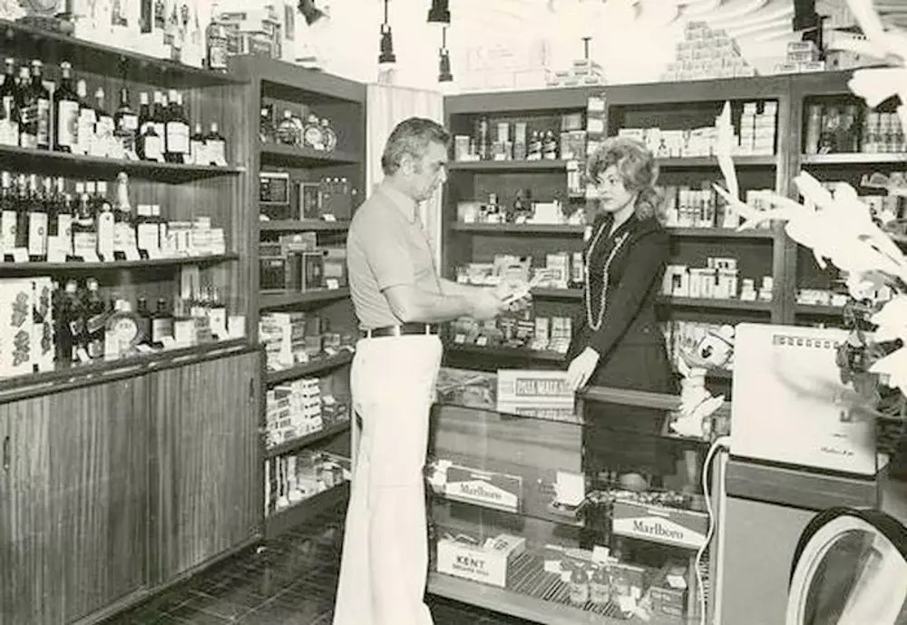 „Shop”-urile din anii 80, vitrinele capitalismului, inaccesibile ...