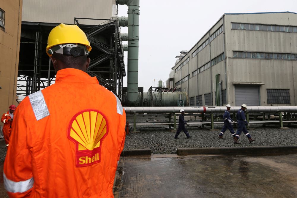 Shell îşi vinde operaţiunile onshore de petrol şi gaze de pe o piață ...
