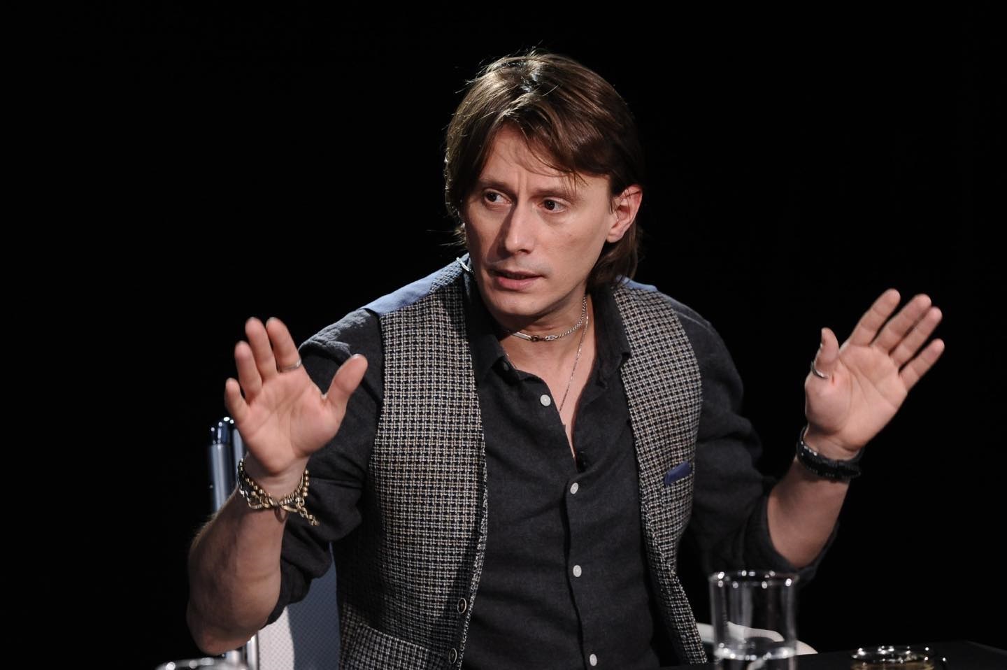 Actorul Marius Manole s-a accidentat la piciorul stâng, în timpul unui