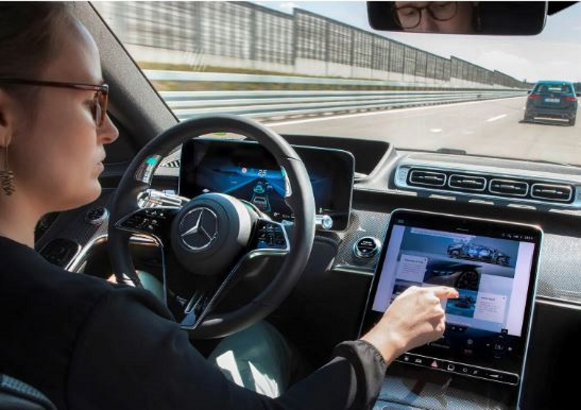 Adio ecrane tactile în mașini! Decizia care va schimba industria auto
