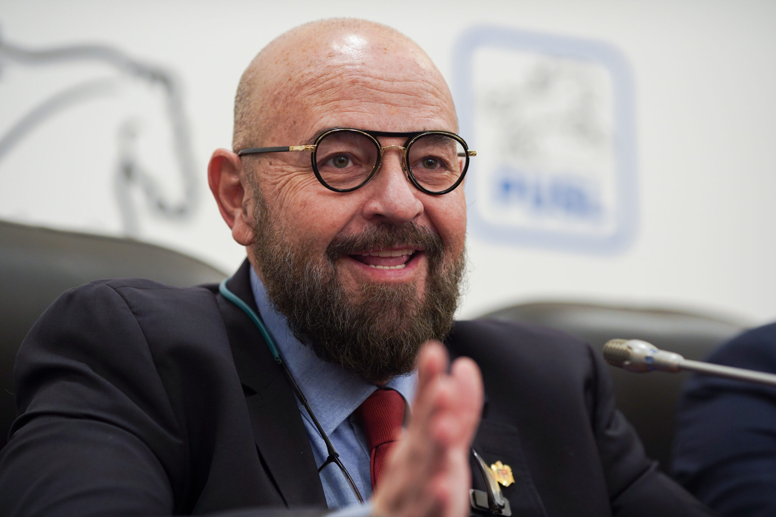 Piedone, pamflet de zile mari: “Barza”, “boDE”, “viezure”, mânji ...