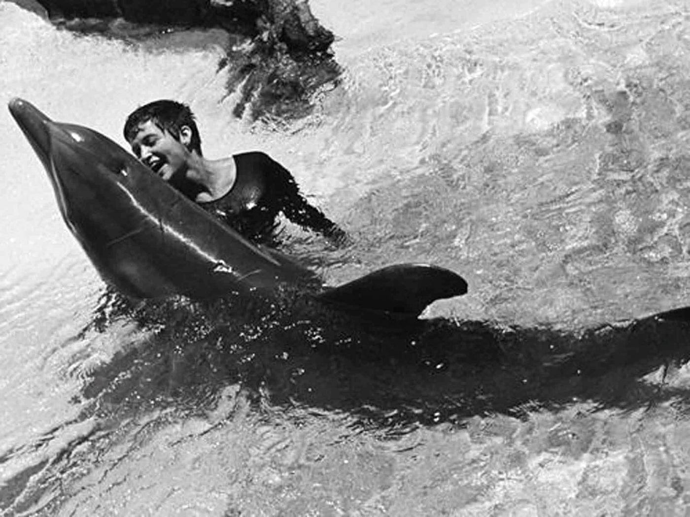 Experimentul interzis de NASA: relația dintre o femeie și un delfin