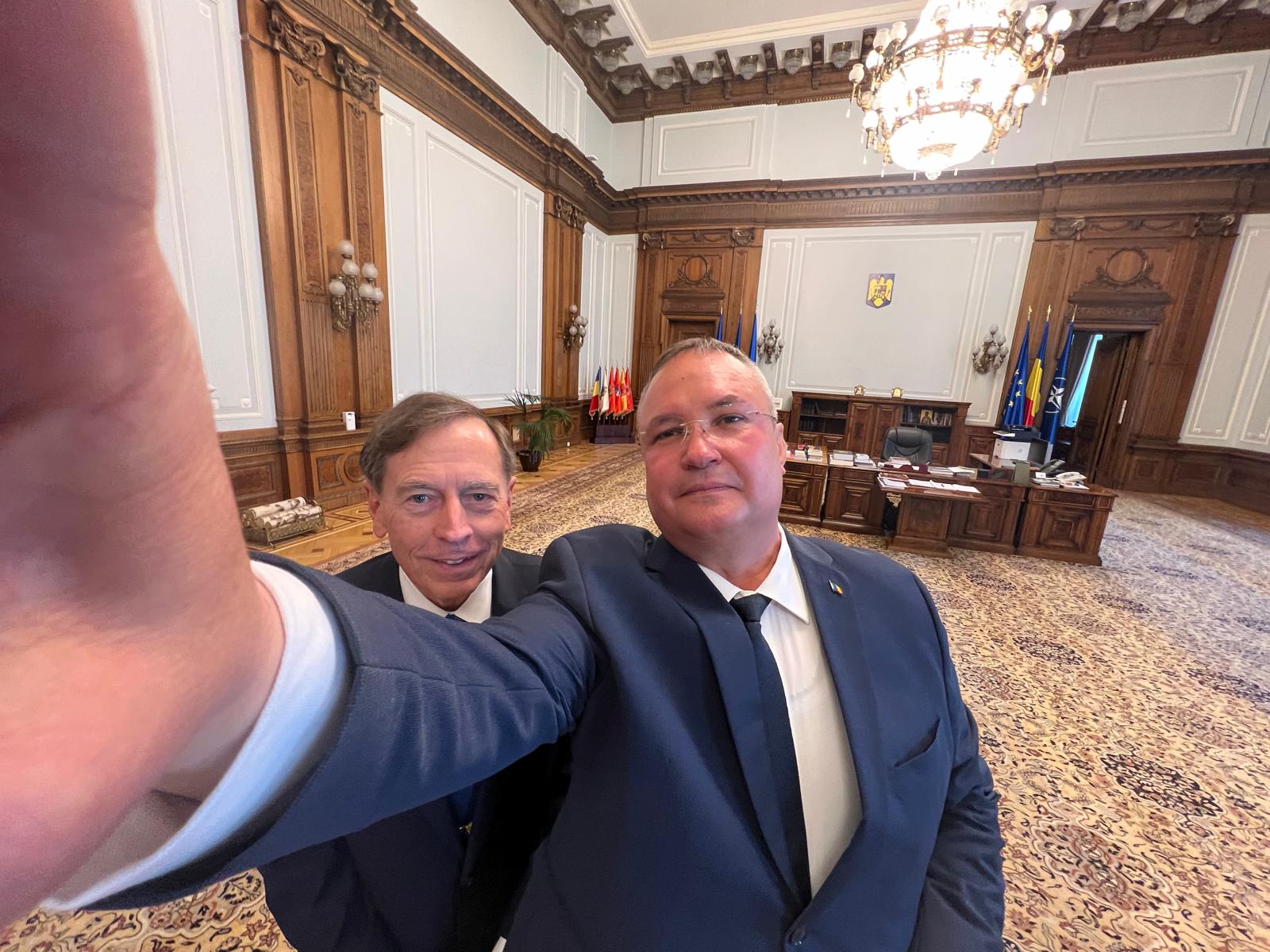 Fostul director al CIA, generalul în rezervă David Petraeus, în România ...