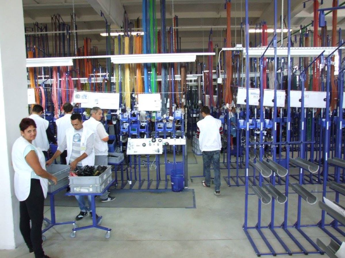 Un miliardar austriac își închide fabrica de cablaje auto din România