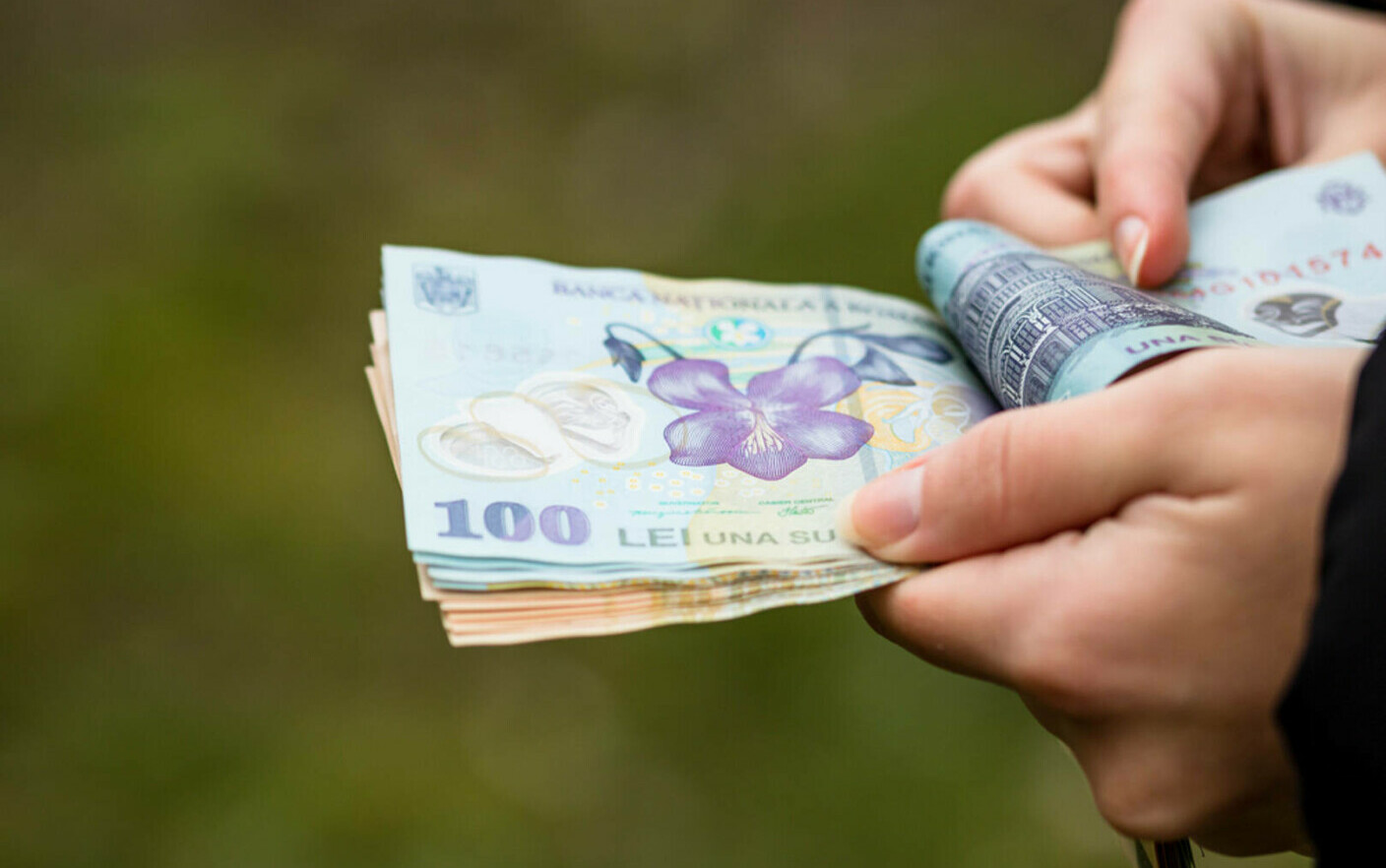 Salariul minim va crește din 2026! Ministrul Muncii spune cum va fi ...