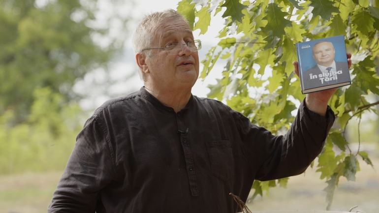 Nicolae Ciucă își lansează cartea la Mircea Dinescu în emisiune Nicolae Ciucă își lansează cartea la Mircea Dinescu în emisiune