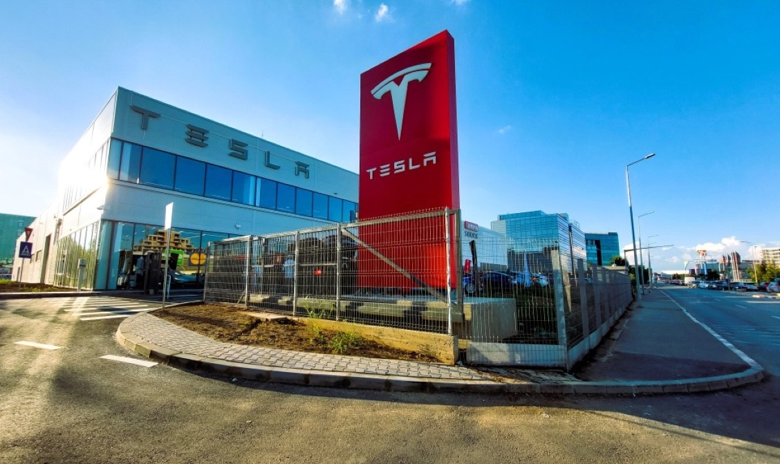 Noul showroom Tesla al lui Elon Musk