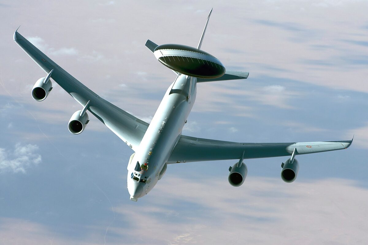 NATO a trimis un avion radar AWACS în spațiul aerian al României. Ce ...