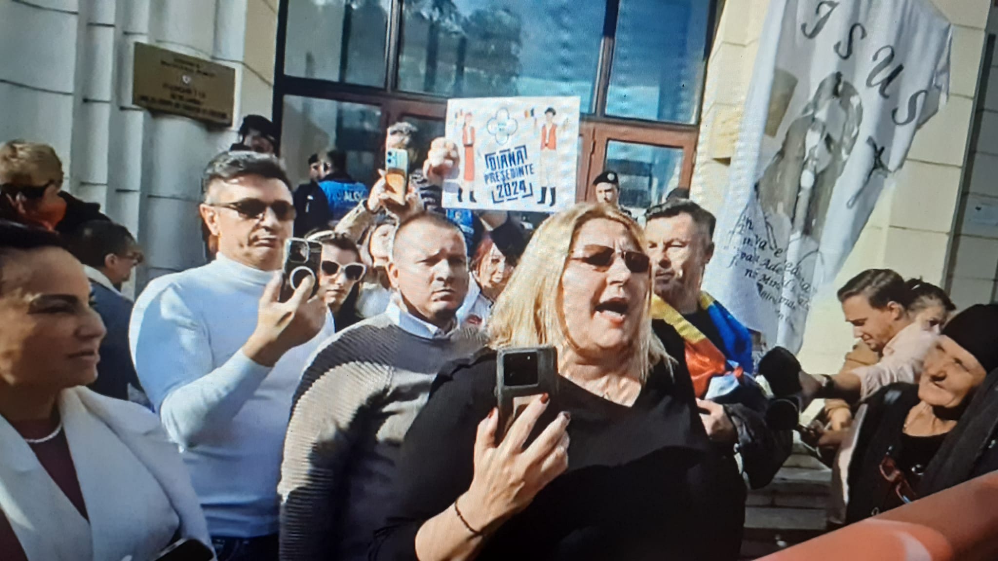 Șoșoacă, în delir: „Arestați-mă mă, fac ceva pe voi!” Ce criminali și ...