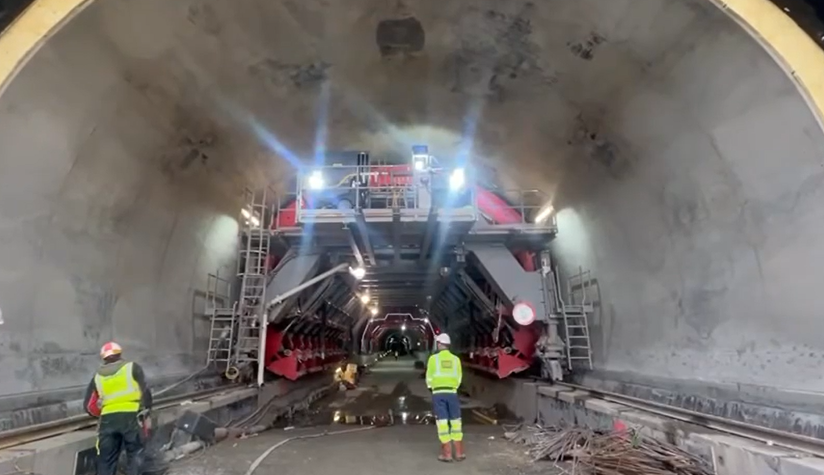 Incursiune în primul tunel săpat la nivel de autostradă din România. Încă puțin și se vede ...