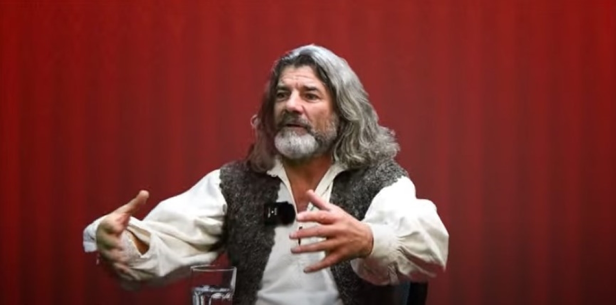 Dan Leș: „Sfinții sunt printre noi, pe stradă. Dați-vă jos din jeepuri ...