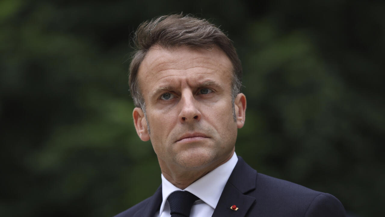 Macron, plângere împotriva unui artist. Imaginea care a provocat ...