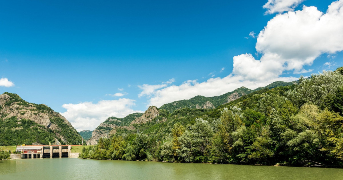 Parc fotovoltaic plutitor pe râul Olt. Investiția Hidroelectrica se ...