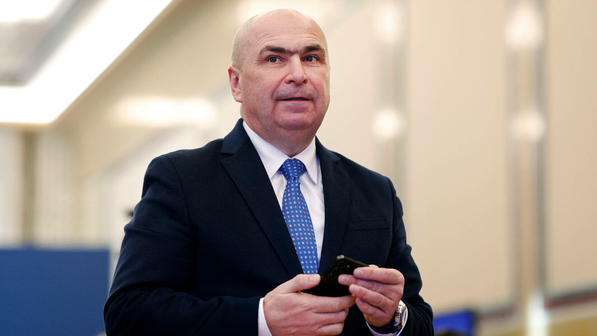 Bolojan vs. băieții deștepți de la stat: De ce reforma aparatului ...