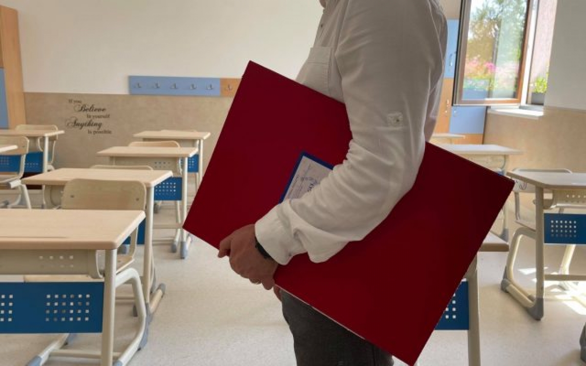 Directorul unei școli a trimis imagini indecente unei eleve