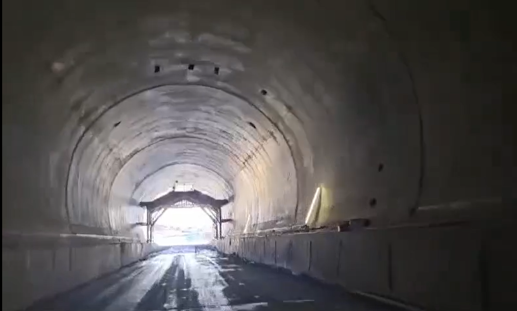 Incursiune în primul tunel forat pentru o autostradă din România. Se vede luminița de la capăt ...