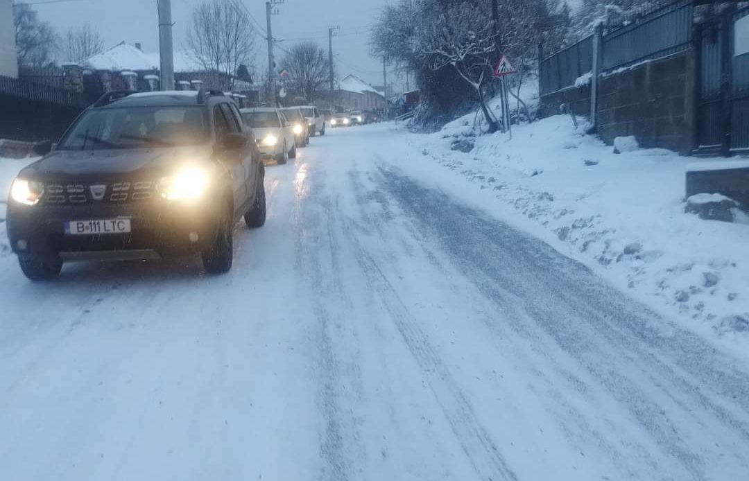 Avertisment de la polițiști: Zeci de drumuri sunt acoperite de polei ...