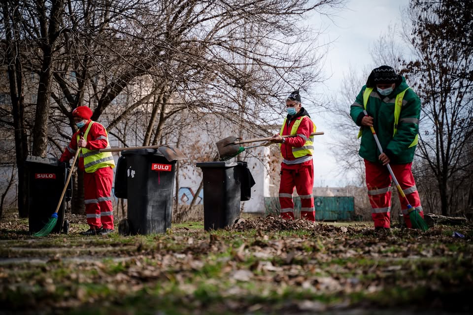 Curățenie de început de an: străzi și parcuri fără deșeuri în Sectorul ...