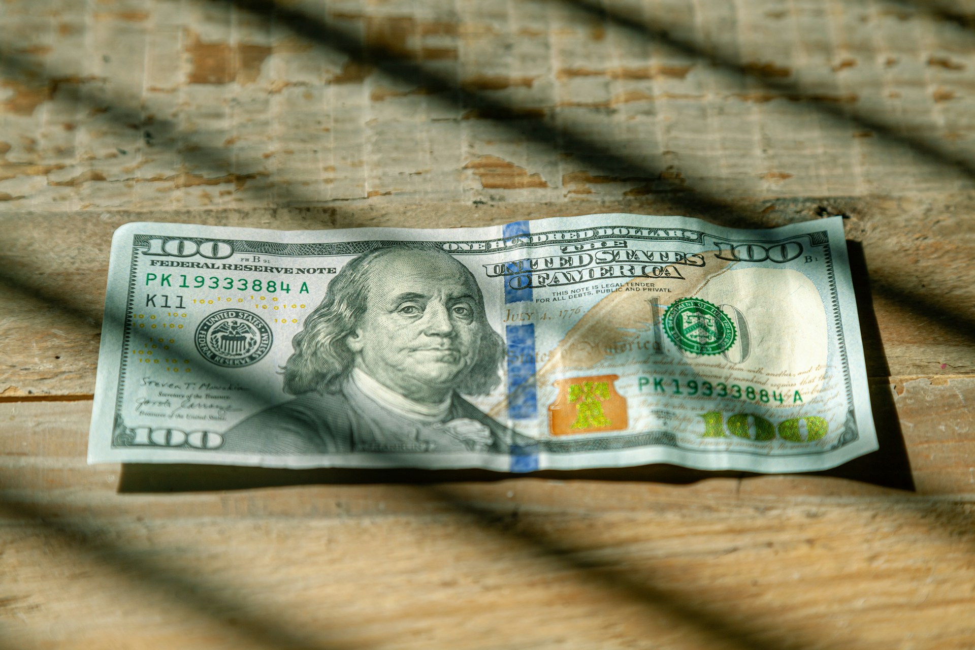 Dolarul american stă o tură. Rezerva Federală a decis menţinerea ...