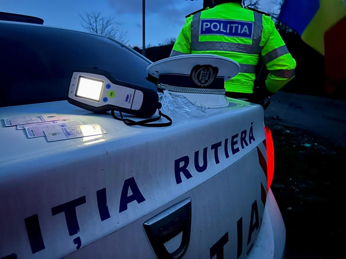 Dat pe mâna ofiţerilor Anticorupţie după ce a oferit mită unor ...