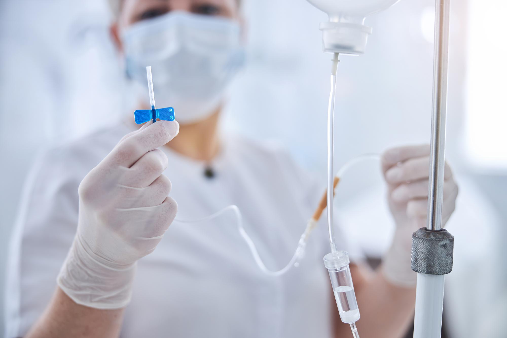 Microplastice pompate direct în sânge prin… pungile de perfuzii