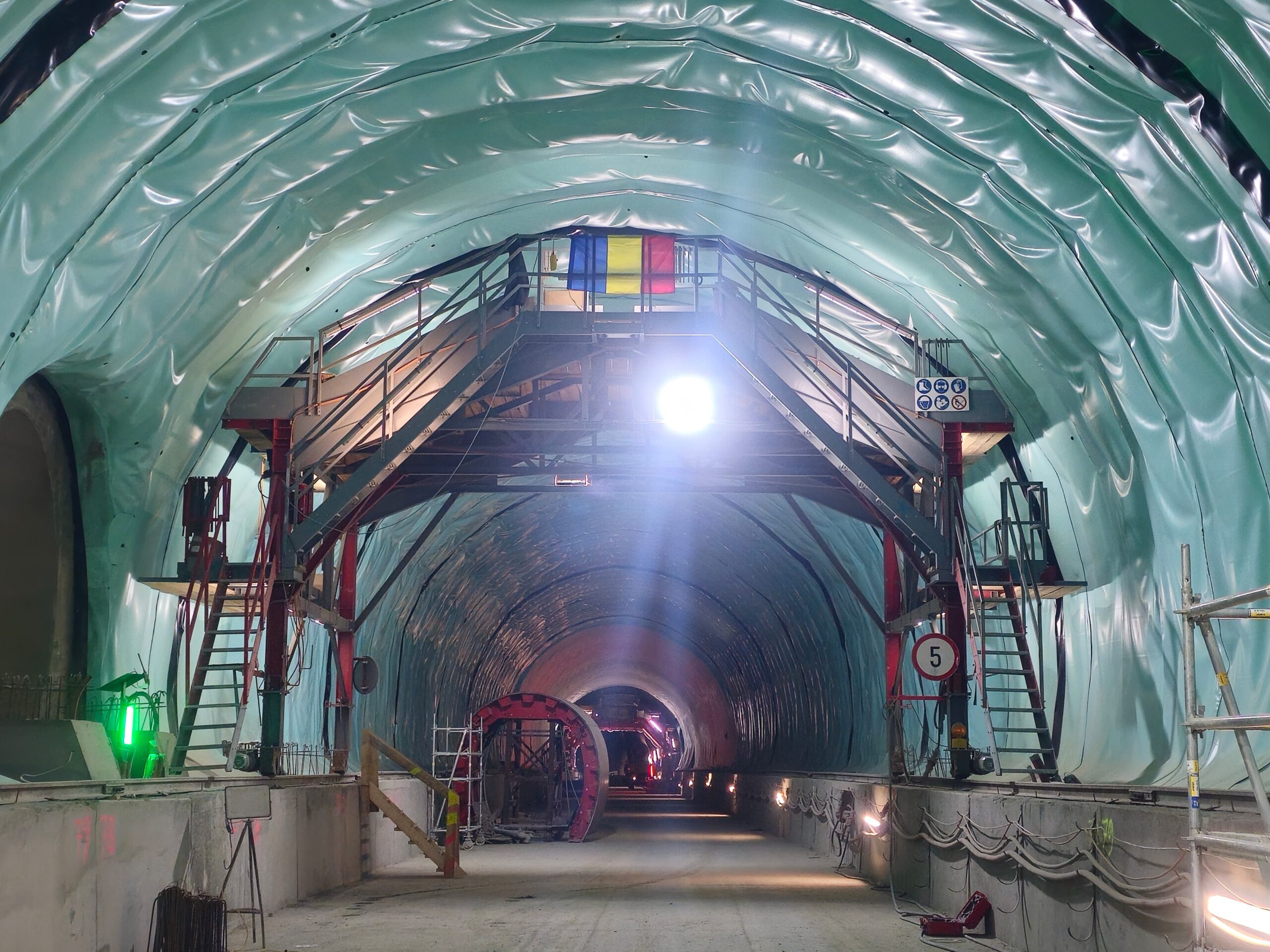 S-a lucrat cu (s)porr la primul tunel la nivel de autostradă din România. E gata și al doilea ...