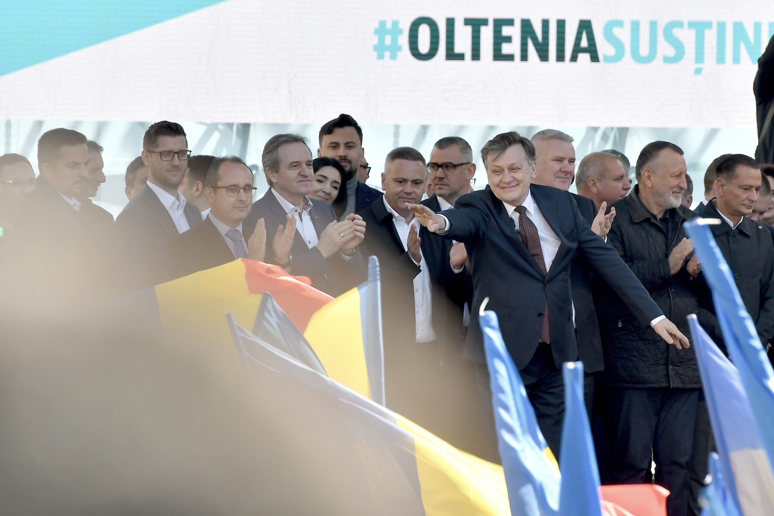 Cu Craiova Maxima înainte! Crin Antonescu s-a lansat spre Cotroceni ...