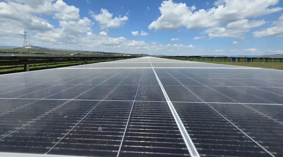 Veste bună: A fost finalizat cel mai mare parc fotovoltaic finanțat ...