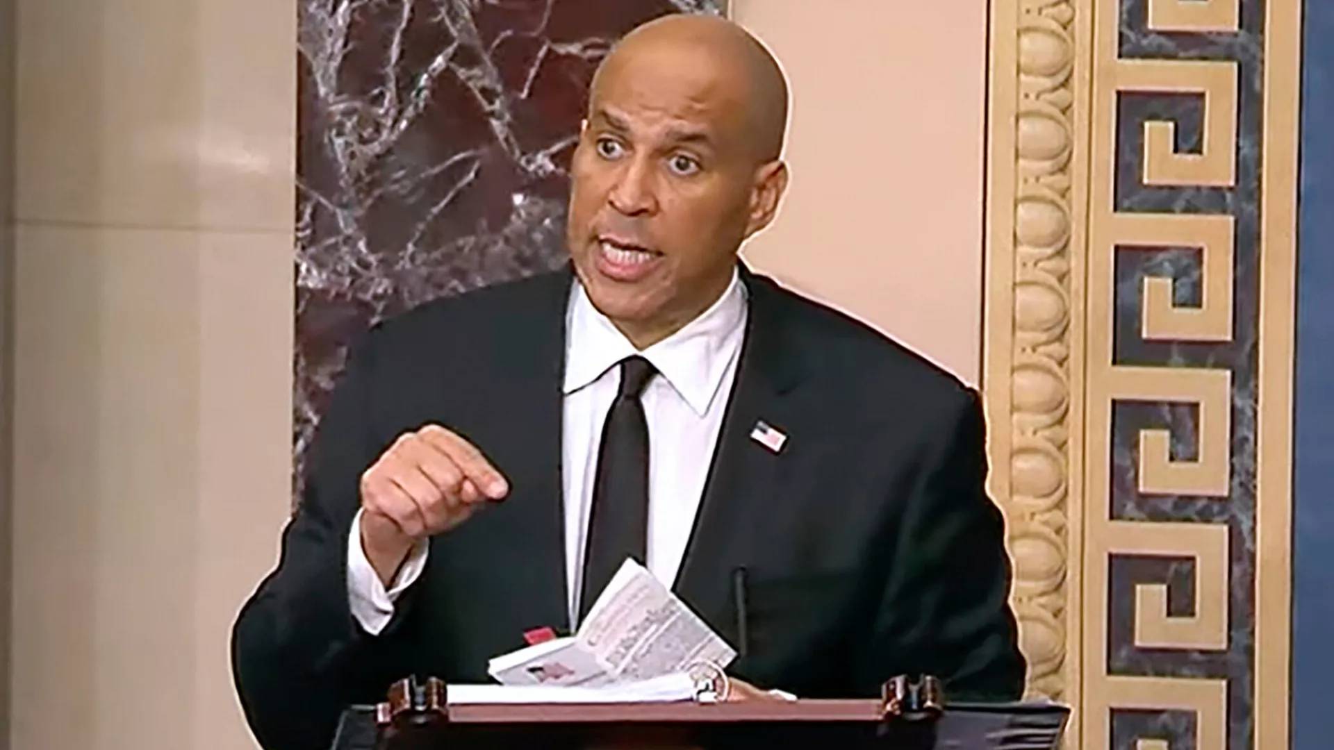 Record istoric în Senatul SUA: Cory Booker l-a criticat pe Trump timp ...