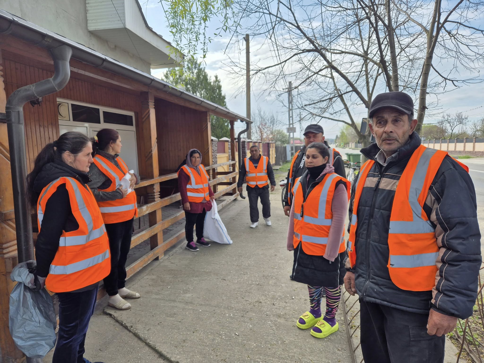 Un primar din Olt a scos asistații social la muncă. Le-a împărţit ...