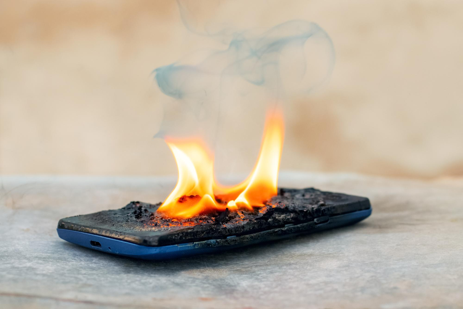 Atenționare IGSU: nu lăsați telefoanele la încărcat peste noapte!