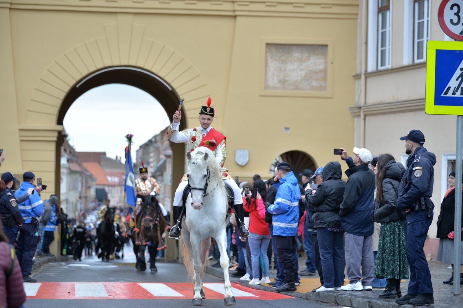 Junii au coborât călare în vechea cetate a Brașovului, un obicei ...